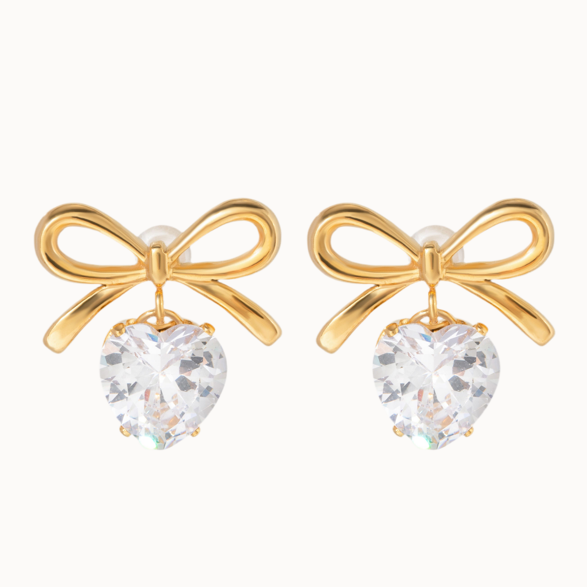 Goldene Bow Heart Ohrstecker mit Herz-Anhänger – Modern & Elegant